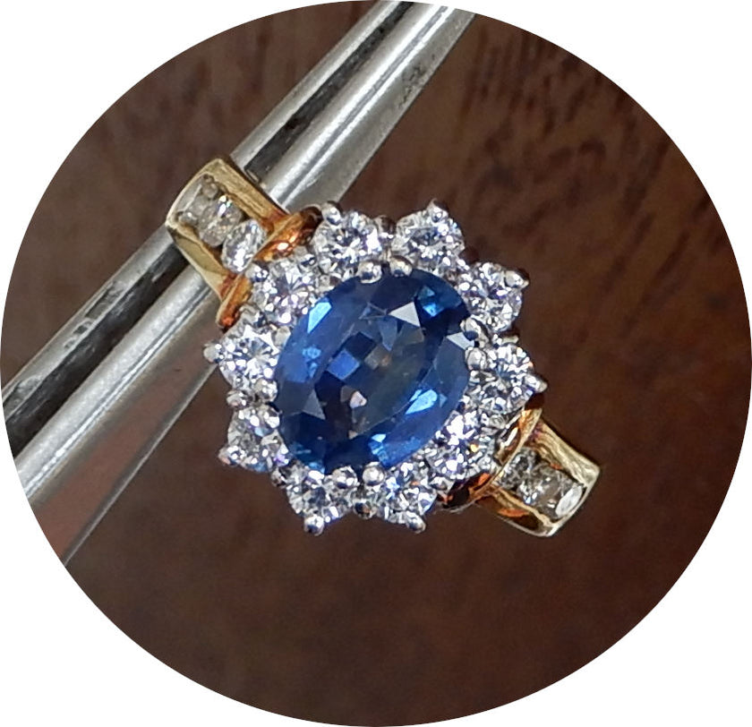 Ring, Saffier, Diamant Entourage, 14K Goud — De Gouden Eeuw